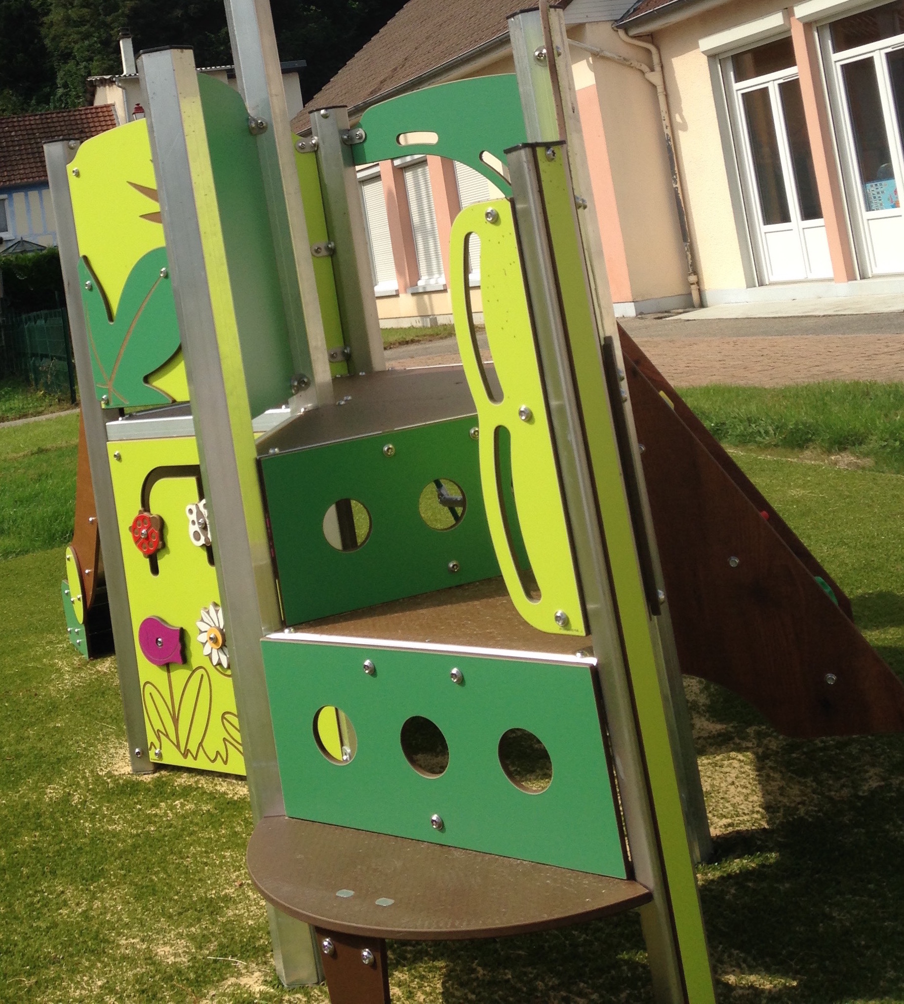 Le nouveau jeu pour enfants est installé - Val de la Haye